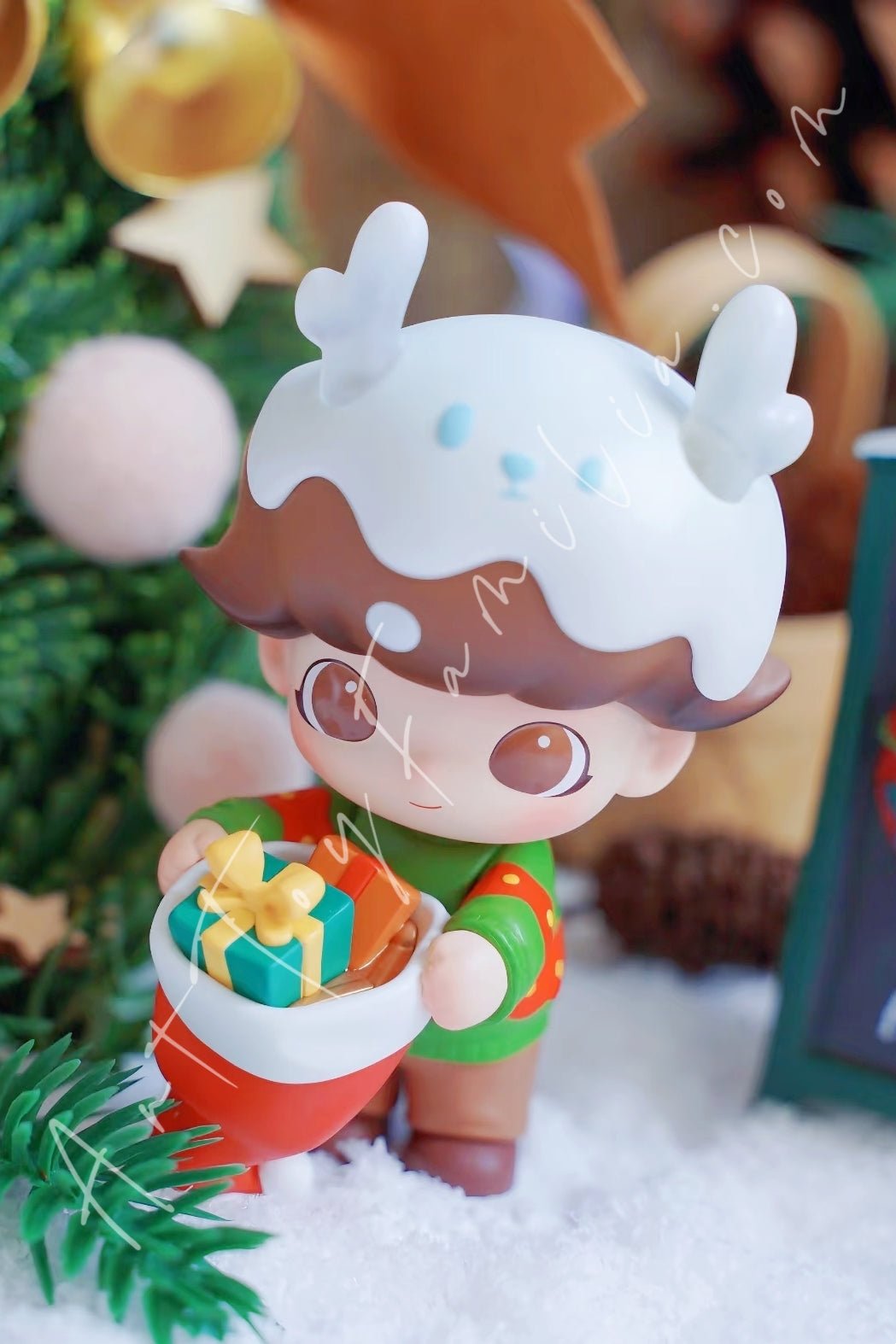 Dimoo Christmas Gift Figurine | POP MART – Art Toy Familia